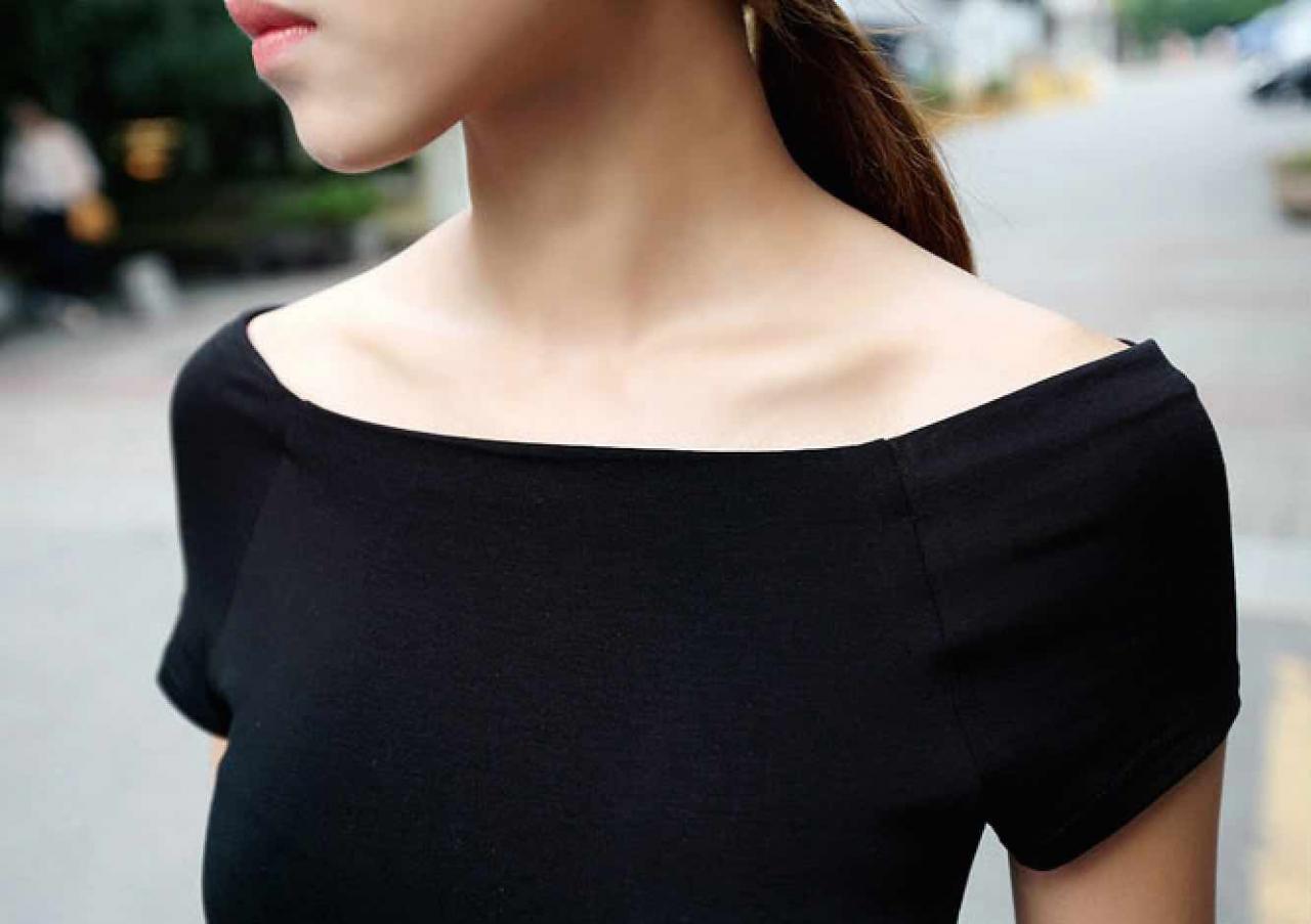 Basic Off-shoulder Black Top on Luulla
